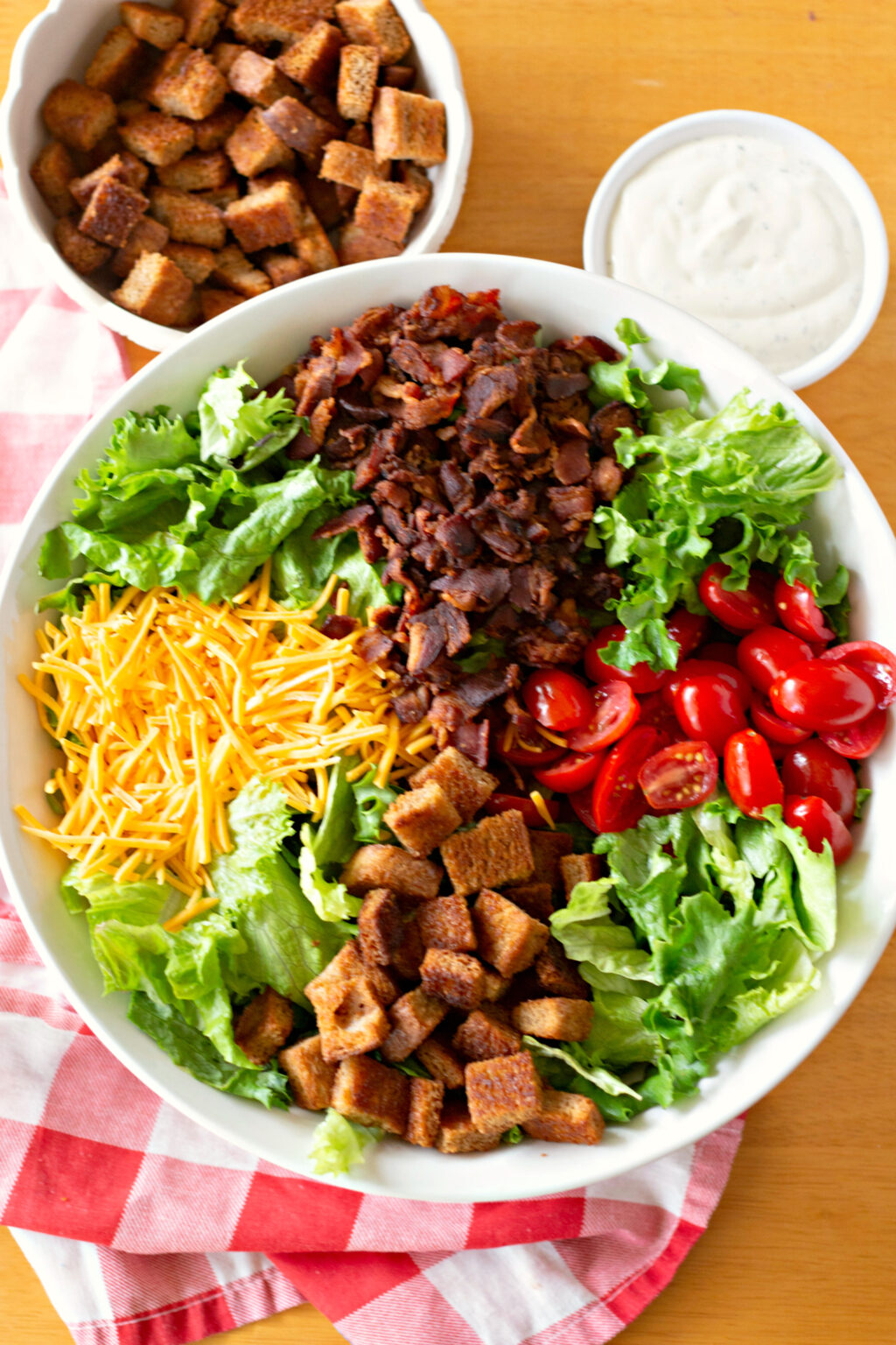 Easy BLT Salad with Homemade Croutons - When is Dinner? BLT Salad
